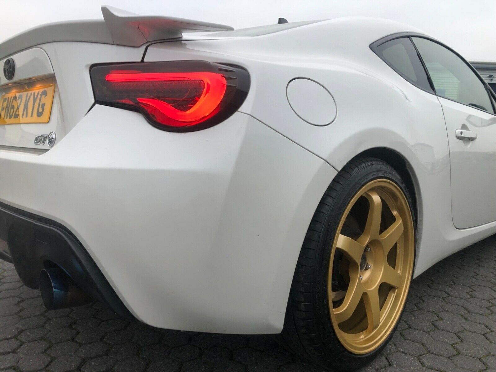 Toyota GT86 white pearl Rota 19” neon lights alcantara JDM For Sale ...