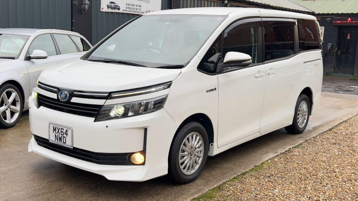TOYOTA VOXY 1.8 HYBRID 7 SEATER White Auto Electric, 2014 For Sale ...